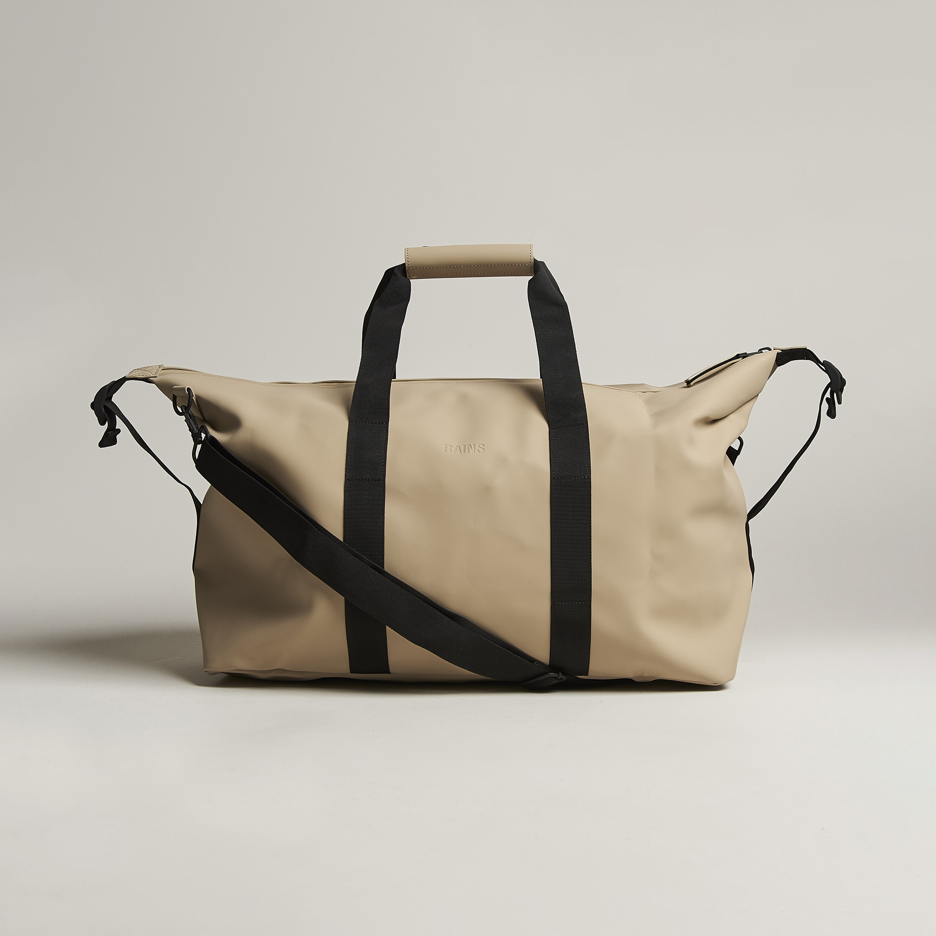 RAINS Weekendbag Sand - CareOfCarl.dk