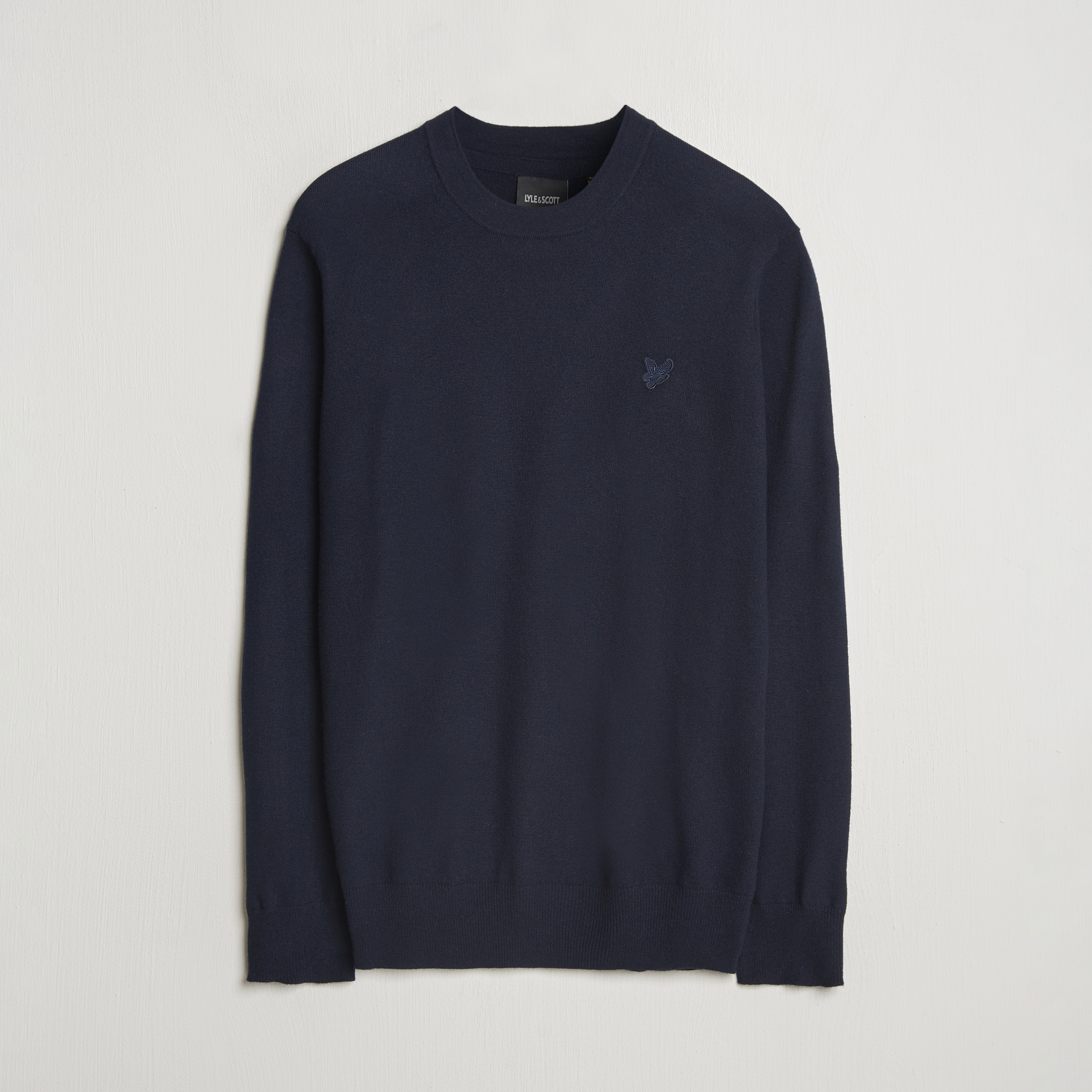 Lyle & Scott Tonal Eagle Lambswool Crew Neck Dark Navy - CareOfCarl.dk