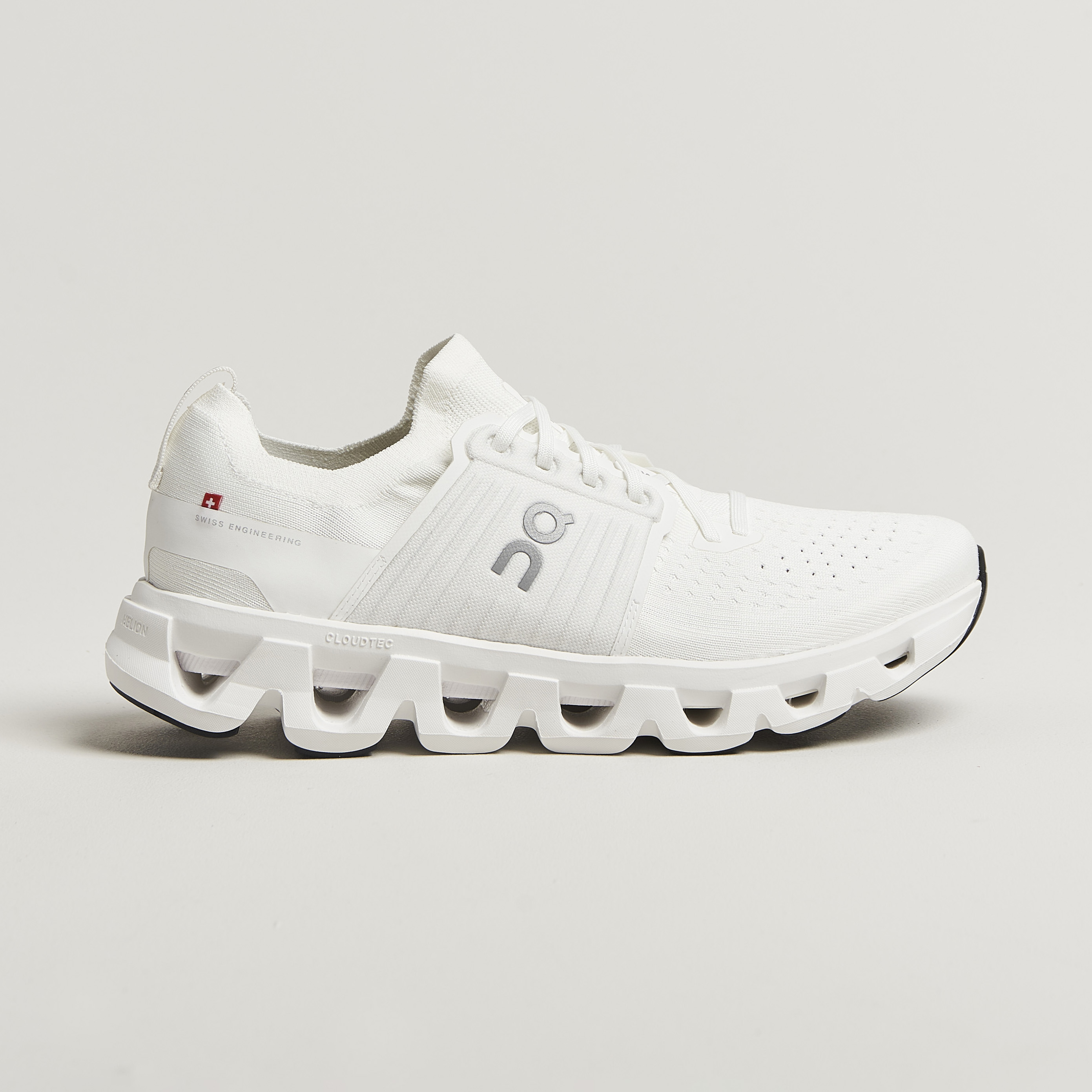 On Cloudswift 4 White/White - CareOfCarl.dk